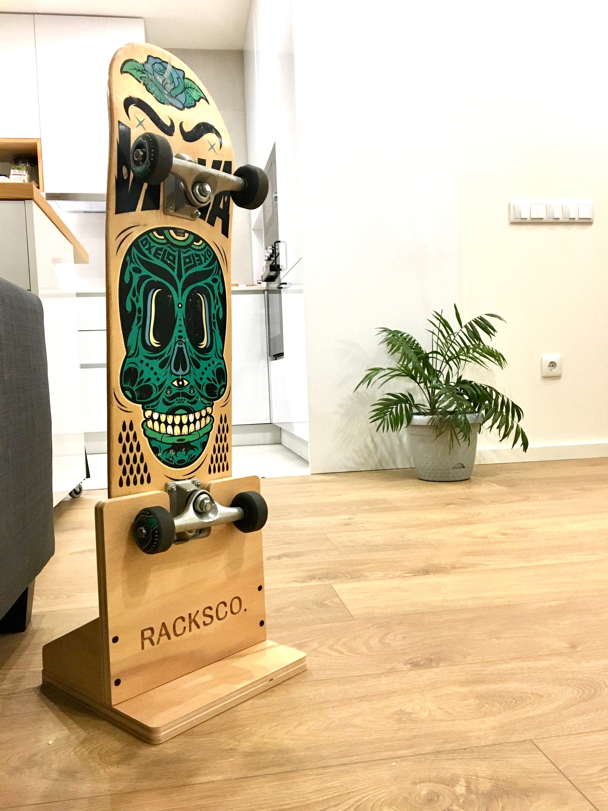 Skateboard Rack de Chão KOSTON | RacksCo.